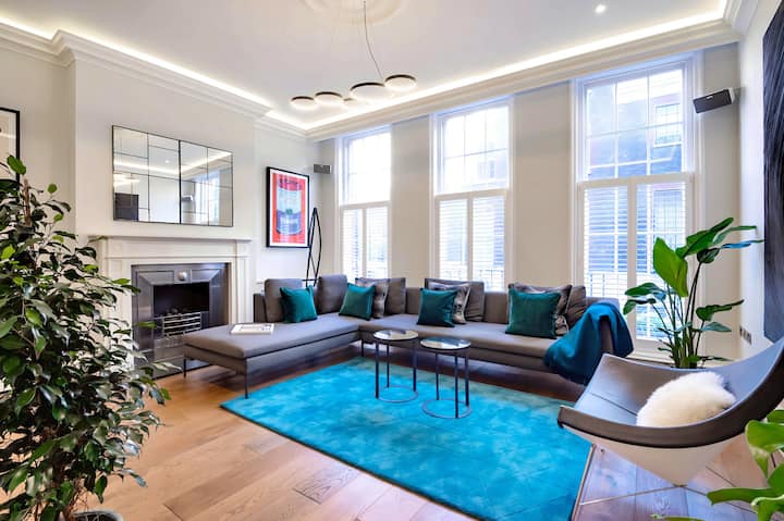 Elegant Townhouse In Trafalgar Square - London
