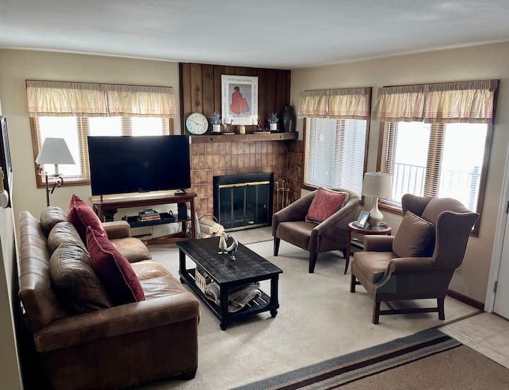 Cozy Mountain Condo, Shared Hot Tub, - Vail, CO