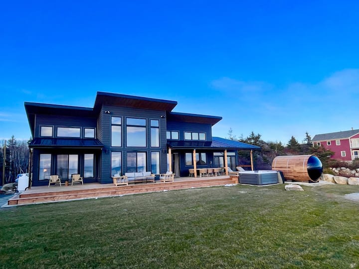 Majestic Oceanfront Chalet- Hot Tub & Sauna - Nova Scotia