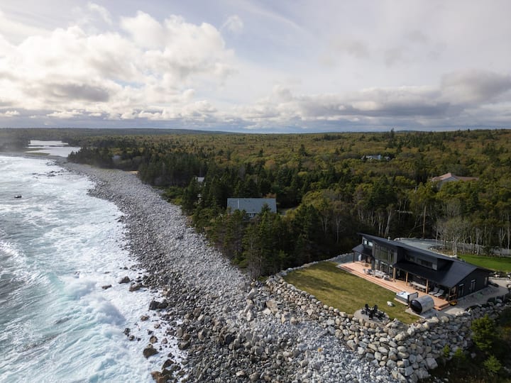 Majestic Oceanfront Chalet- Hot Tub  & Sauna - Liverpool, NS, Canada