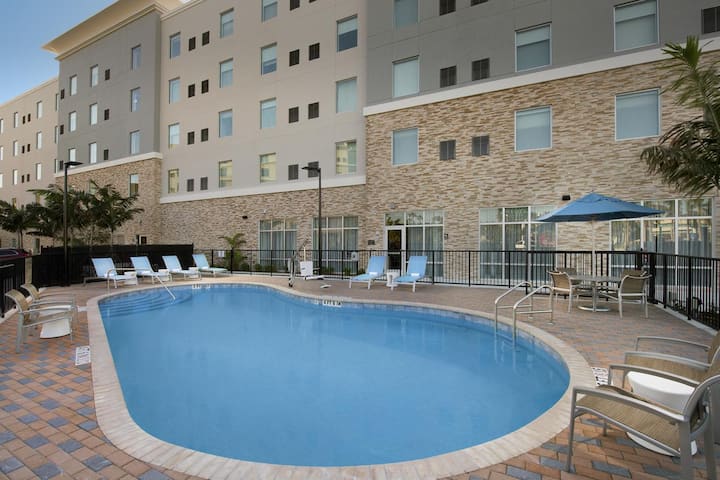Stylish Stays! 2 Pet-friendly Units, Breakfast! - Miami