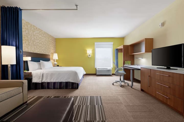 Relax In Style! Free Breakfast And Parking - Pooler, GA