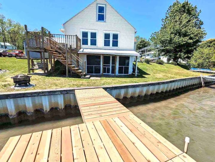 The Cape | Quaint Lakefront Home - Cayuga Lake
