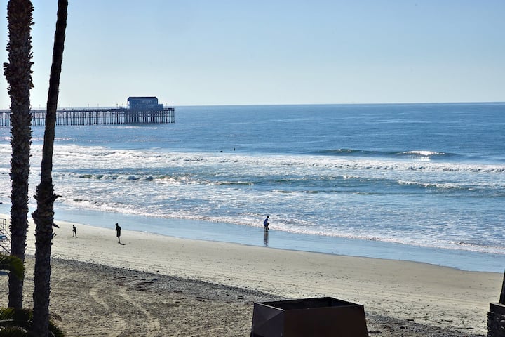 D204 Oceanfront Condo  North Coast Village - Oceanside, Californie