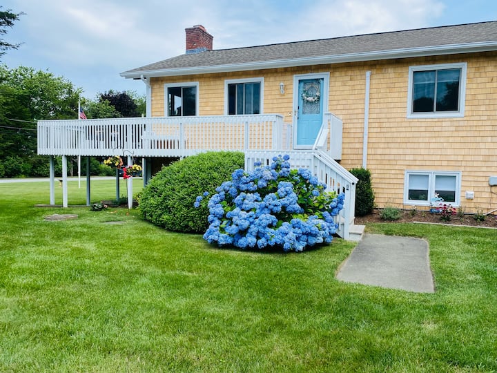 Cozy Coastal Retreat W/hot Tub • Near Sunset Beach - Jamestown, RI