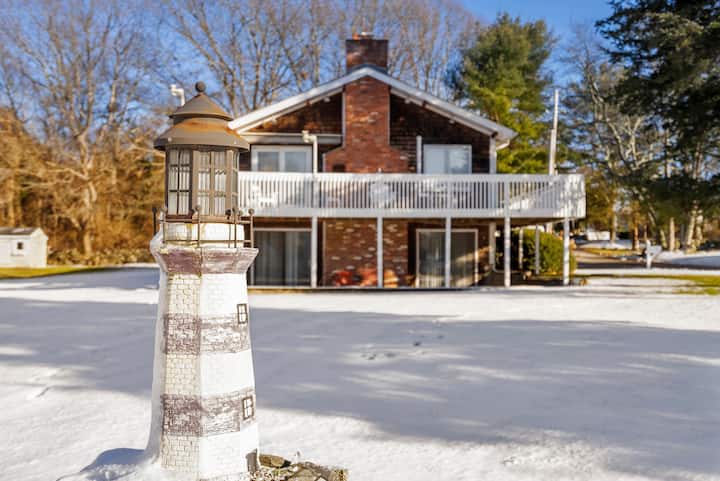 Cozy Coastal Retreat W/hot Tub • Near Sunset Beach - Jamestown, RI