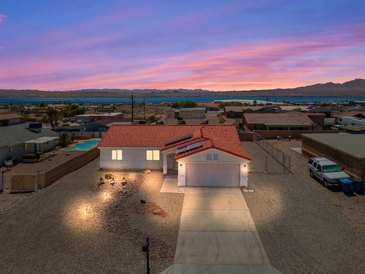Lake View, Themed Rooms, King Beds, Fire Pit - Lake Havasu City