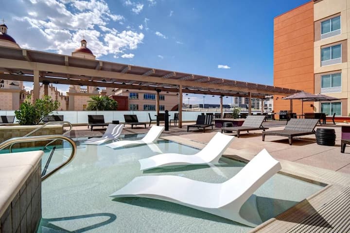 2 Pet-friendly Units! Pool, Free Breakfast! - Tucson, AZ