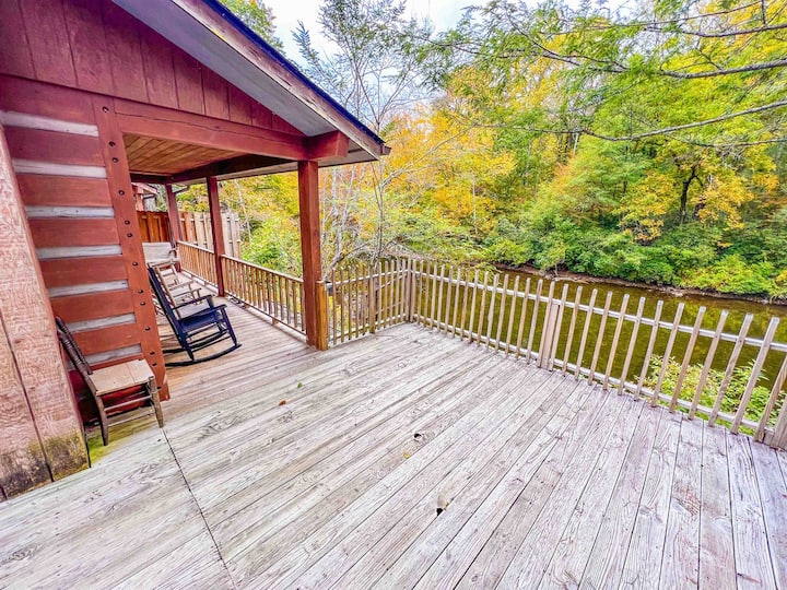 Cabin #4 - Riverfront W/ Hot-tub & Gas Fireplace! - Cherokee, NC