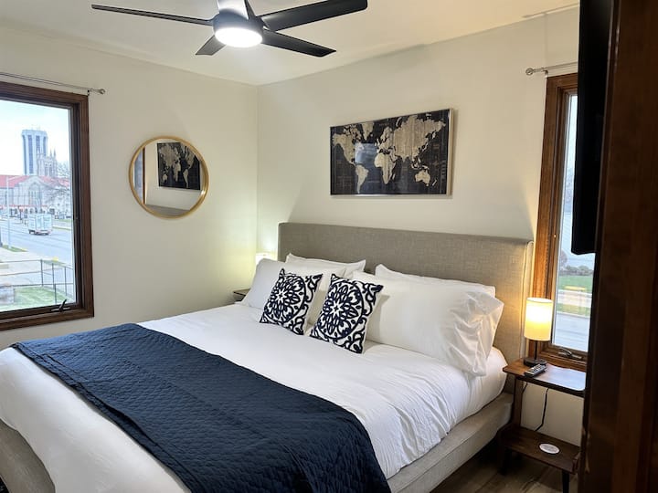 Capital Suite On 6th Street - King Bed / Downtown! - Springfield, IL