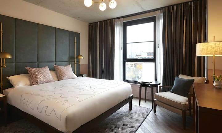 Light-flooded Rooms And City Views - Chicago, IL