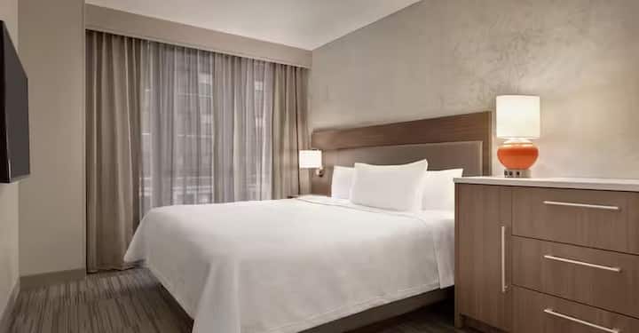 Urban Retreat: City View, Breakfast, Pets Allowed! - Chicago Union Station
