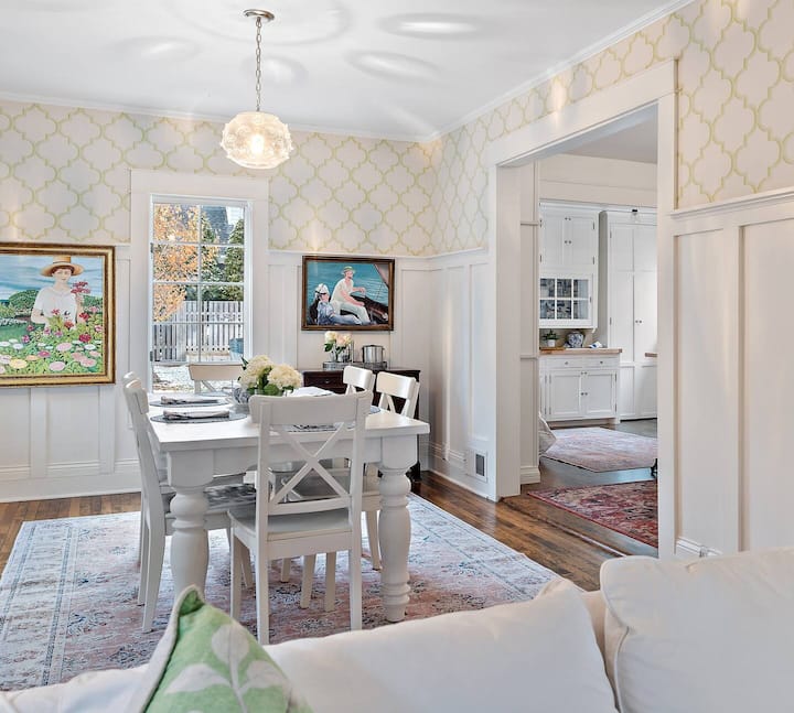 "Broadway Hideaway" By Roxy Rentals - Wayzata, MN