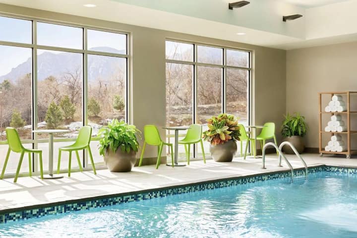 Perfect Spot For Unwinding! 2 Relaxing Units, Pool - Colorado Springs, CO