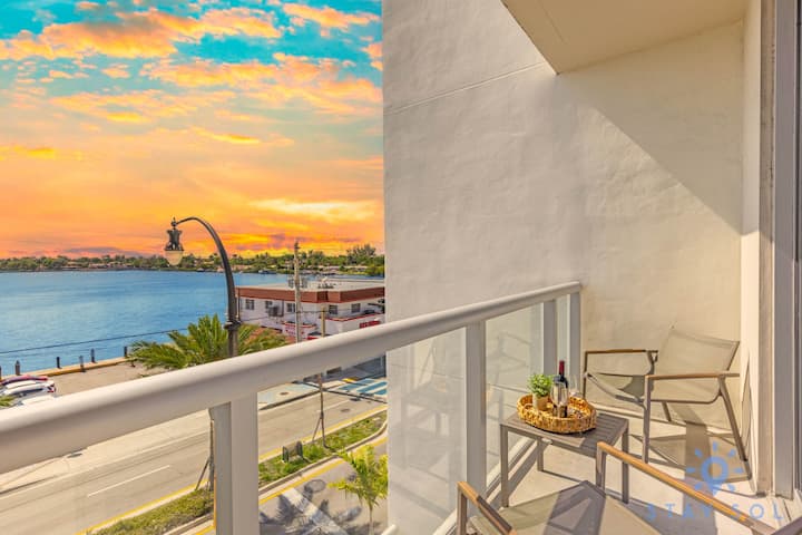 Modern Resort, Rooftop Pool –Walk To Beach - Hollywood, FL