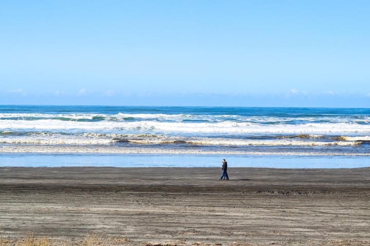 Your Coastal Escape: 3 Stylish Units, Pool! - Long Beach, WA