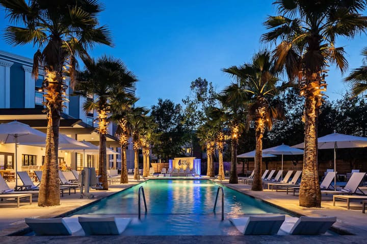 Near Patriots Point + On-site Dining, Pool & Gym - Sullivan's Island, SC