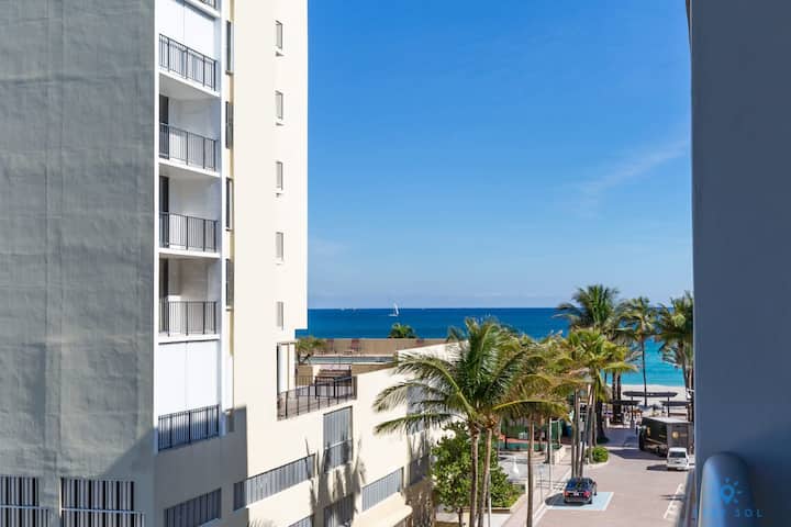 Hollywood Retreat: Rooftop Pool, Steps From Beach - Hollywood, FL