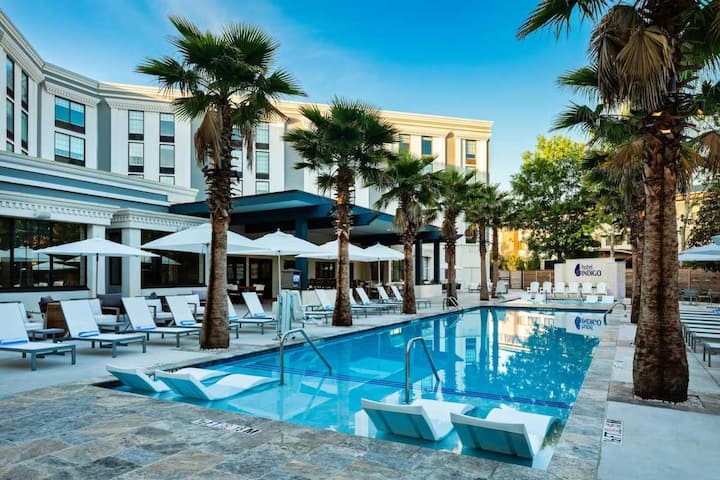 Near Downtown Charleston + On-site Dining & Pool - Charleston, SC