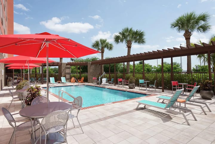 Urban Elegance: 4 Units W/ Kitchen, Free Parking! - Homestead, FL