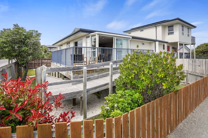 Modern 2-bedroom Oasis, Just Steps From The Beach - Christchurch