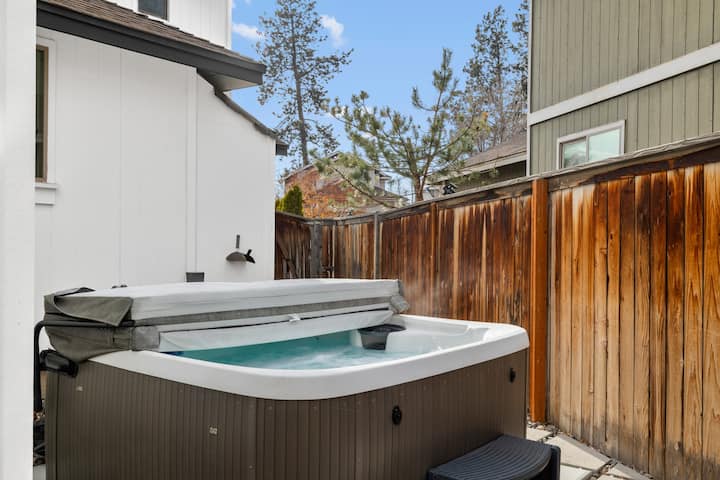 Bend Home For 8! Private Hot-tub And Backyard - Bend, OR