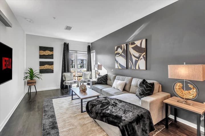 King Bed & Pool Fitness Center  By Lcp Collection - Bentonville, AR