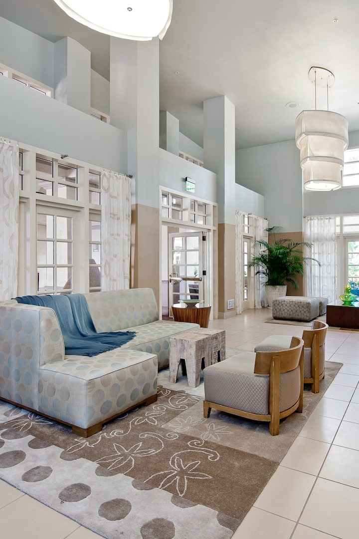Light-filled Space Overlooking The Resort Or Bay - San Diego, CA