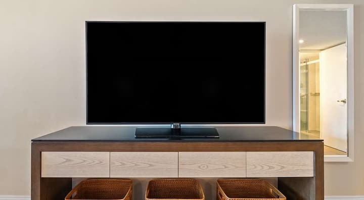 Light-filled Space Overlooking The Resort Or Bay - San Diego, CA