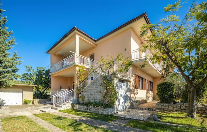 Amazing Apartment In Novi Vinodolski - Novi Vinodolski