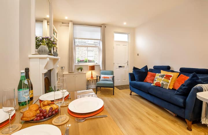 Lockwood Cottage, Close To Monk Bar, Sleeps 4 - York, UK