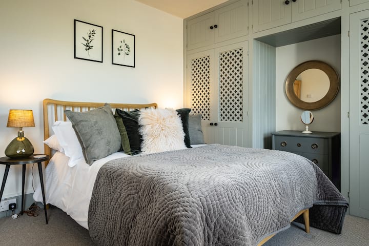 Harewood - With Sea & Harbour Views - Port Gaverne