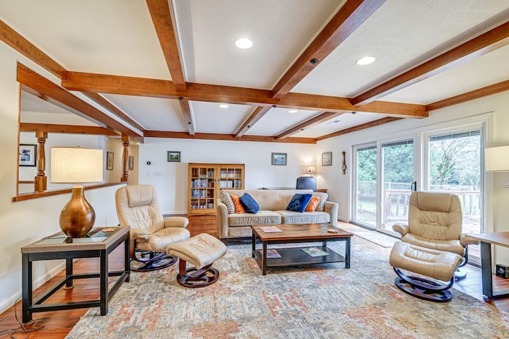 Grants Pass Vacation Rental Home: Deck + Views! - Grants Pass