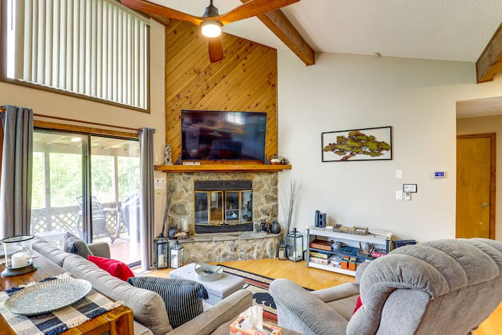 Maggie Valley Mountain Escape W/ Fireplace & Deck! - Maggie Valley, NC