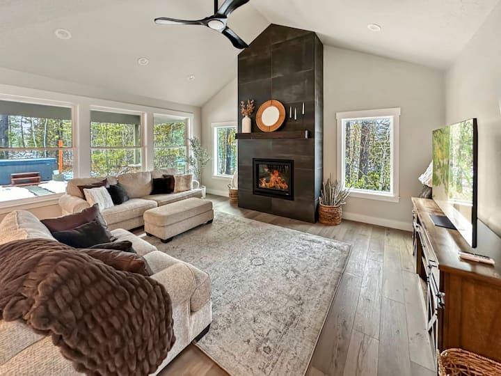 Brand New Modern Mountain Retreat With Hot Tub - Donnelly, ID