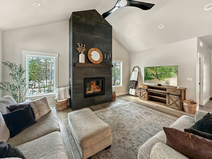 Brand New Modern Mountain Retreat With Hot Tub - Donnelly, ID