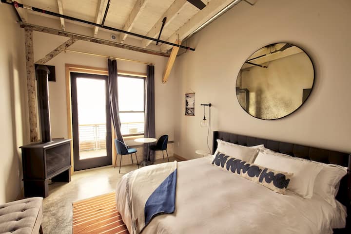 River View King Room At Bowline Hotel, Parking! - Astoria, OR