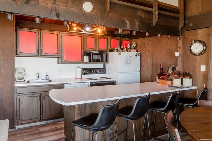 The Black Pearl-oceanfront, Pirate Theme. Dog Ok. - Cloverdale, OR