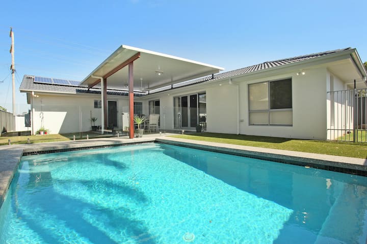 Sleek, Modern And Spacious 4 Bedroom Holiday Home - Mooloolaba