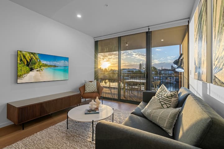 Brand New Pet Friendly Riverside *Parking/pool* - Gold Coast