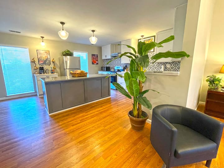 Captain's Quarters | One Bed Condo On Ohio River - Marietta, OH