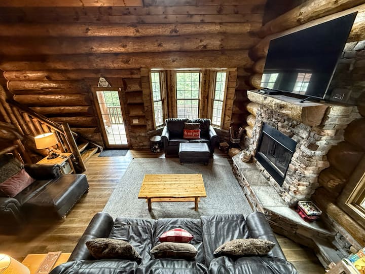 Log Cabin With Hot Tub And Games - Pigeon Forge
