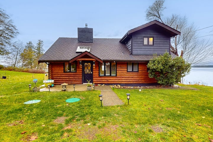 2br Peaceful Waterfront Cabin With Furnished Patio - White Rock
