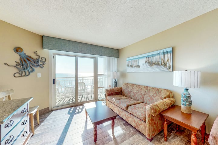 Carolinian Beach Resort 0530: 2br Oceanfront - Myrtle Beach