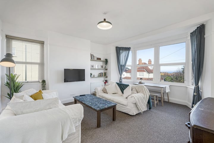 Bright Apartment W/ Parking & Distant Sea Views - Minehead