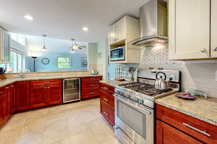 3br Dog Friendly | Deck | Garage Parking - Sandwich, MA