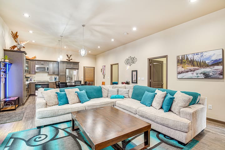Game Room, Hot Tub & Mtn View: Bonney Lake Retreat - Lake Tapps, WA