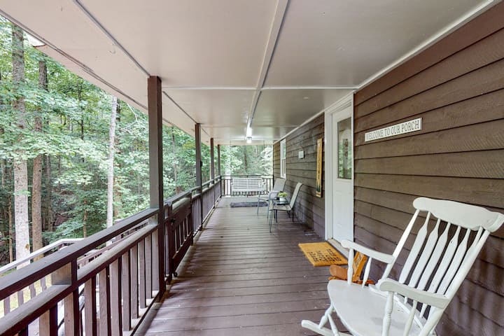 3br Peaceful Cabin With Front Porch & Firepit - Clarkesville, GA