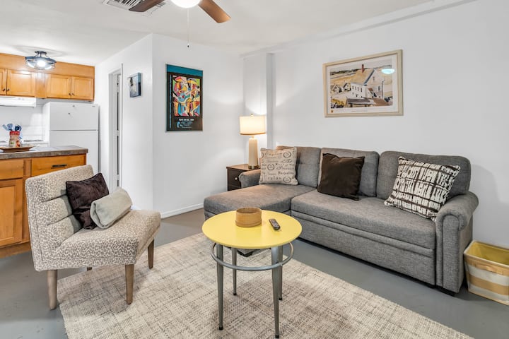 Cozy 2br Oasis | Walk To 4th Ave & Dining - ツーソン, AZ