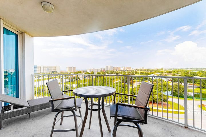 Seventh Floor Inviting, Open Condo W/ Shared Pool/ - Destin, FL